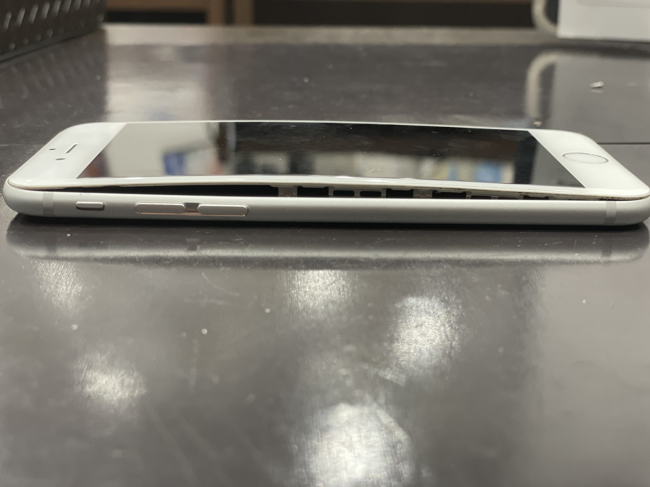 【東員店】iPhone8 長期的の放置によるバッテリーの膨張（いなべ市よりご来店） - スマホ修理 スマートクール イオンモール東員店・イオンモール津南店